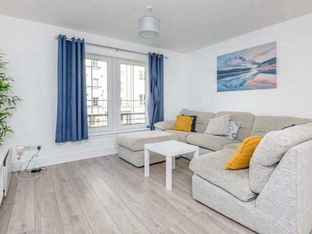 Hopetoun Street, Broughton, Edinburgh 2 bed flat to rent £1,750 pcm £404 pw