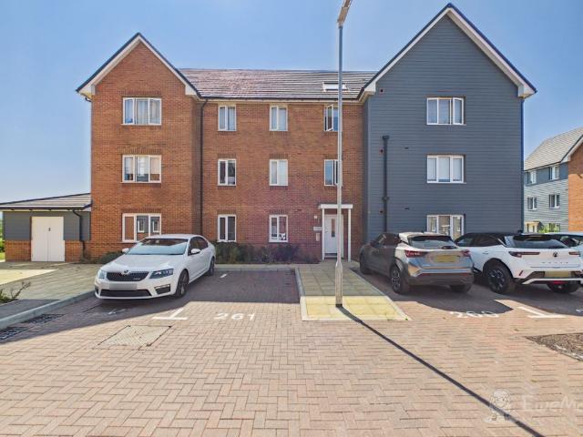 Hopkins Way, Hythe, Kent CT21, 2 bed flat to rent, £1,250 pcm | PrimeLocation
