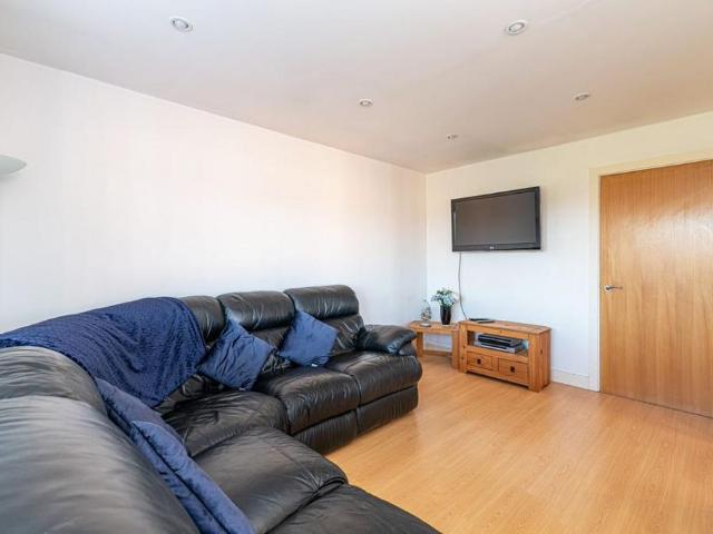 6 Hopkinson Court, Walls Avenue, Chester 2 bed apartment to rent £1,295 pcm £299 pw
