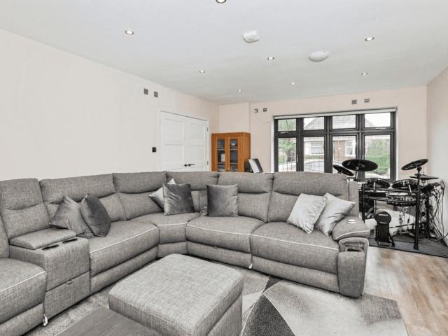 Horton, Slough, SL3 5 bed detached house to rent £4,000 pcm £923 pw
