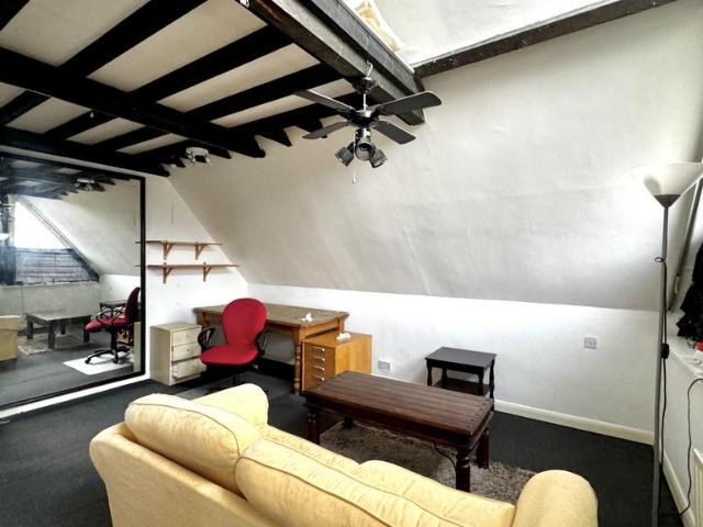 Horton Road, Slough, SL3 1 bed flat to rent £1,450 pcm £335 pw