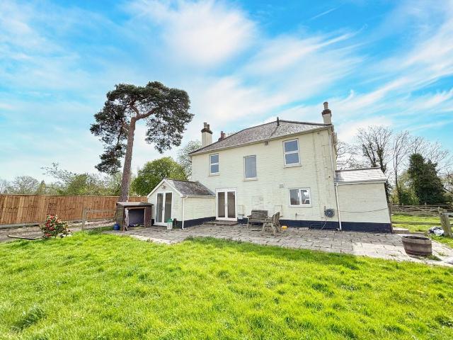 Horley, Surrey RH6, 4 bed detached house to rent, £3,200 pcm | PrimeLocation