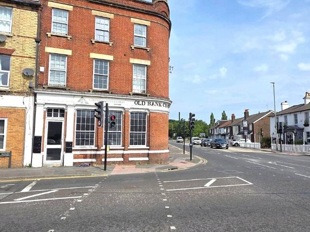 Horley, Surrey RH6, 1 bed flat to rent, £1,050 pcm | PrimeLocation