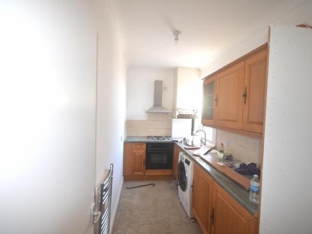 Hornchurch, RM11 3 bed flat to rent £1,700 pcm £392 pw