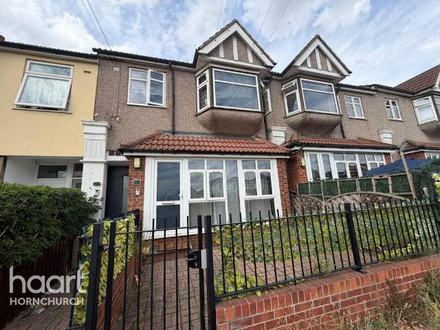 Hornchurch Road, HORNCHURCH 2 bed apartment to rent £1,800 pcm £415 pw