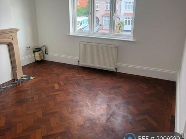 Hornchurch Road, Hornchurch, RM11 2 bed flat to rent £1,899 pcm £438 pw