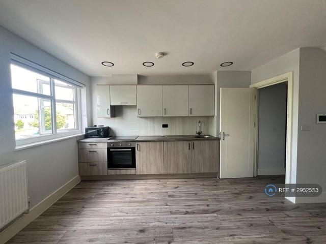 Hornchurch Road, Hornchurch, RM11 2 bed flat to rent £1,800 pcm £415 pw