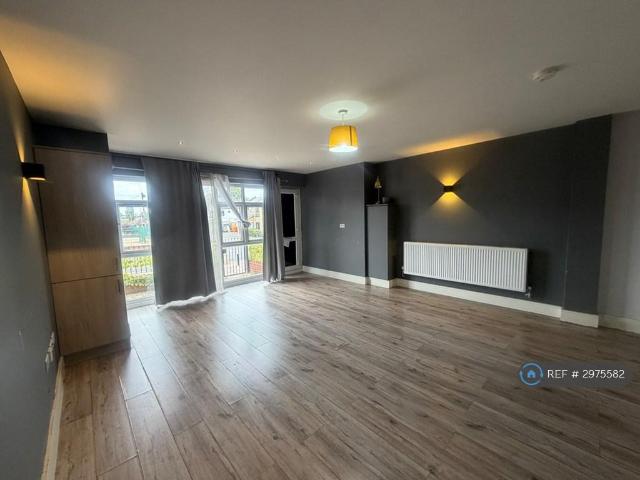 Hornchurch Road, Hornchurch, RM11 2 bed flat to rent £1,900 pcm £438 pw