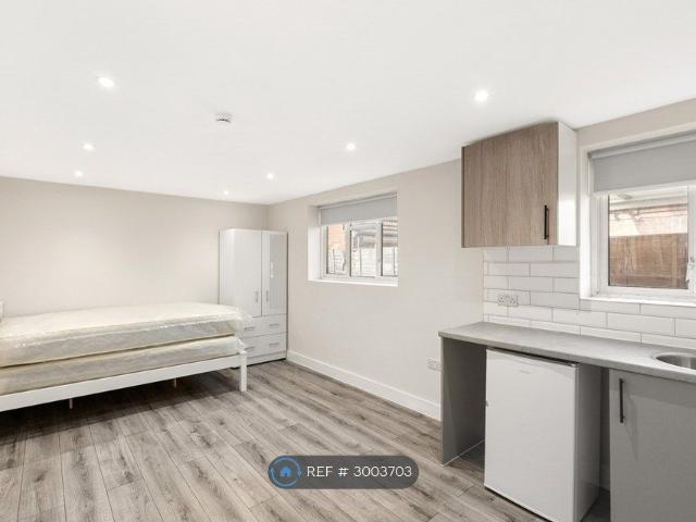 Hornchurch Road, Hornchurch RM12, Studio to rent, £895 pcm | PrimeLocation