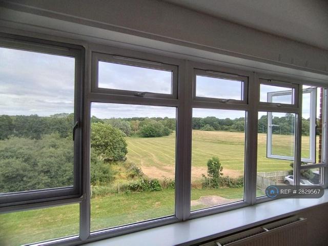 Hornbeam Road, Buckhurst Hill, IG9 3 bed flat to rent £1,750 pcm £404 pw