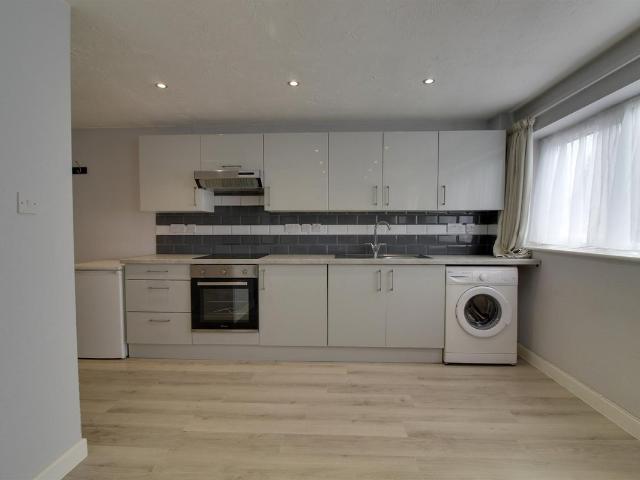 Horndean Road, Bracknell RG12, 1 bed flat to rent, £1,100 pcm | PrimeLocation