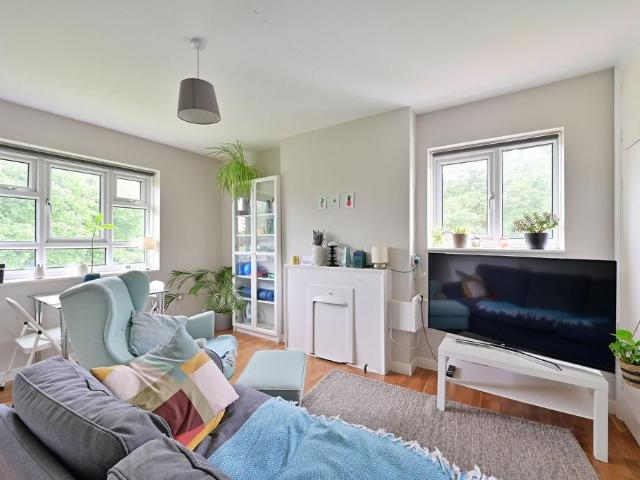 Horne Way, West Putney, London, SW15 2 bed flat to rent £2,950 pcm £681 pw