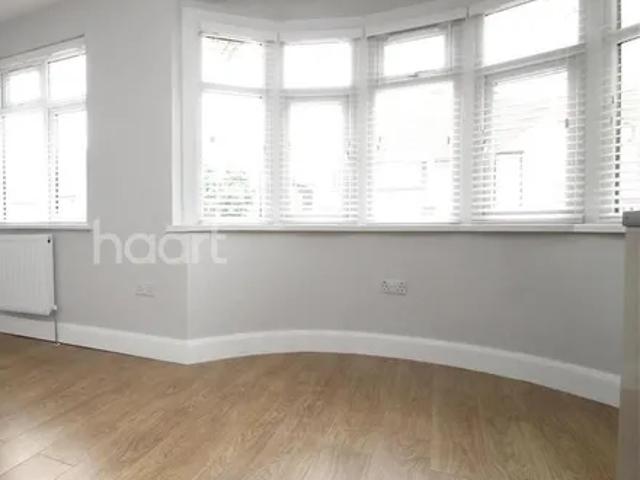 Horns Road, London, IG6 1BQ, United Kingdom | Studio apartment for rent #4864268 | Rentberry