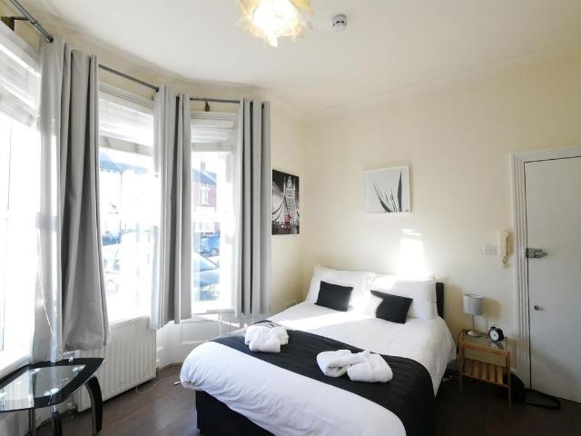 Hornsey Park Road, London N8, Studio to rent, £1,300 pcm | PrimeLocation