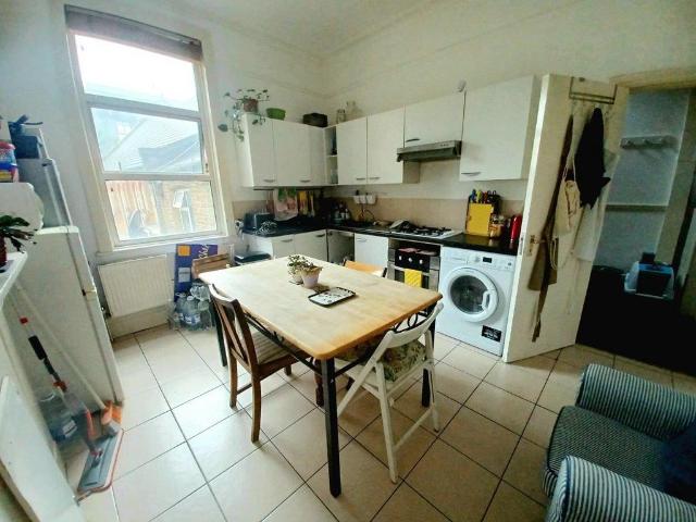 Hornsey Road, Holloway 4 bed flat to rent £3,950 pcm £912 pw