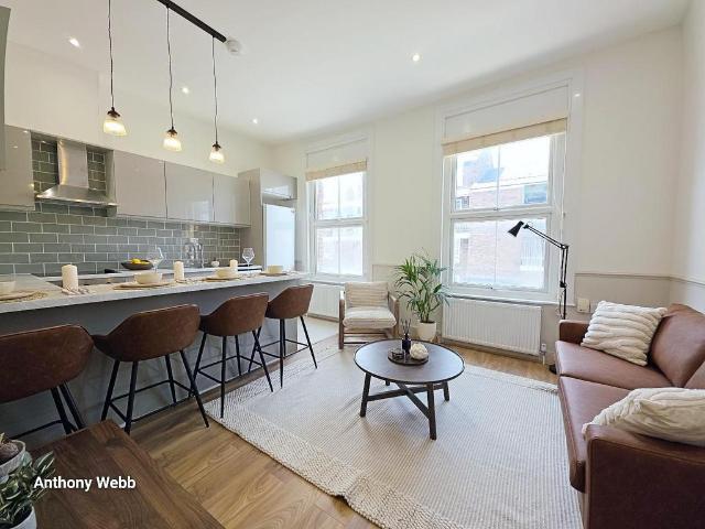 Hornsey Road, London N19 4 bed flat to rent £3,750 pcm £865 pw