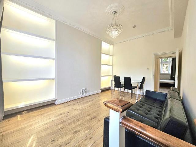Hornton Street, London W8 2 bed apartment to rent £3,300 pcm £762 pw