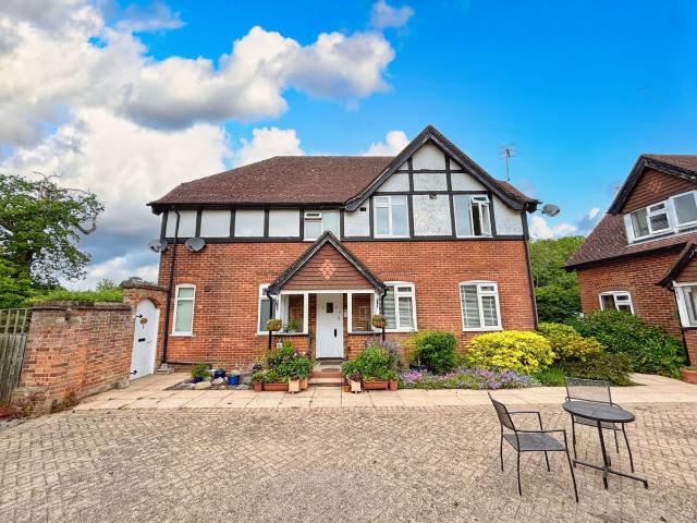Horse Hill, Surrey RH6, 1 bed flat to rent, £1,300 pcm | PrimeLocation