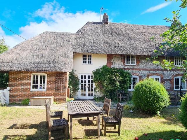 Horse Shoe Lane, Ibthorpe SP11 3 bed cottage to rent £2,150 pcm £496 pw