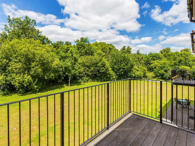 Horsehill, Horley RH6 2 bed apartment to rent £1,850 pcm £427 pw