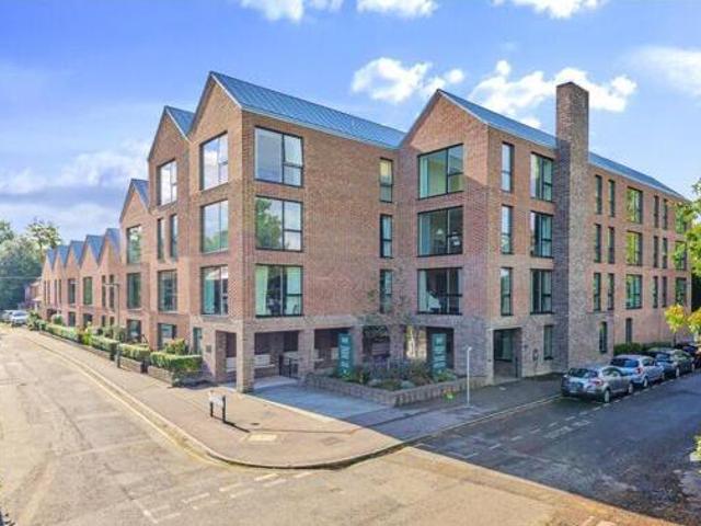 Horsell, Horsell Moor, Woking, 2 Bedroom Retirement