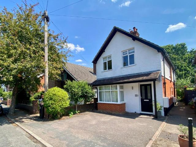 Horsell, Woking 2 bed detached house to rent £2,150 pcm £496 pw