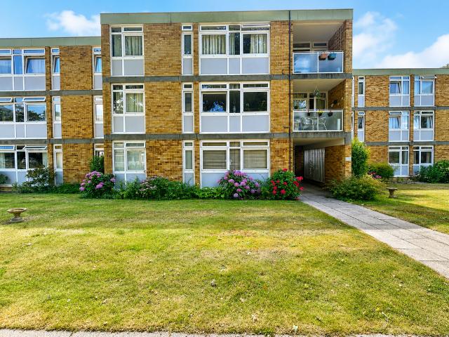 HORSELL, WOKING GU21 3 bed flat to rent £1,850 pcm £427 pw