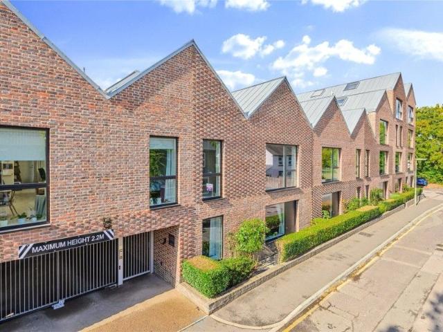 Horsell, Woking, Surrey GU21, 2 bed property to rent, £2,500 pcm | PrimeLocation