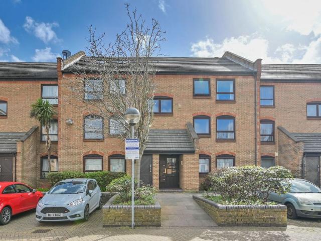 Horseshoe Close, Docklands, London E14, 2 bed flat to rent, £1,850 pcm | PrimeLocation