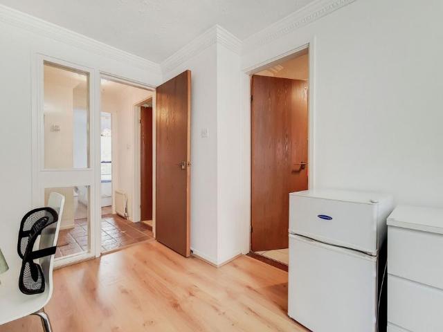 Horseshoe Close, Isle Of Dogs. 1 bed flat to rent £1,750 pcm £404 pw