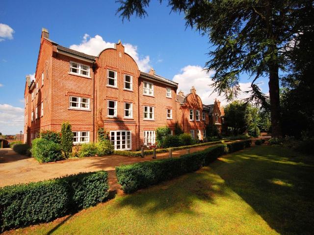 Horseshoe Lane East, Merrow, Guildford GU1, 2 bed flat to rent, £2,100 pcm | PrimeLocation
