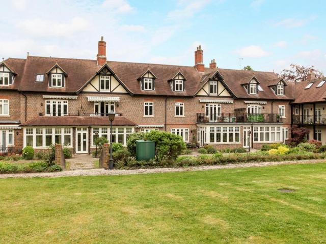 Horsham Road Guildford GU5 3 bed apartment to rent £2,000 pcm £462 pw