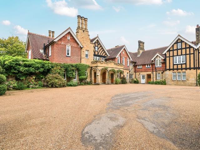 Horsham Road, Handcross, Haywards Heath RH17, 1 bed flat to rent, £1,250 pcm | PrimeLocation