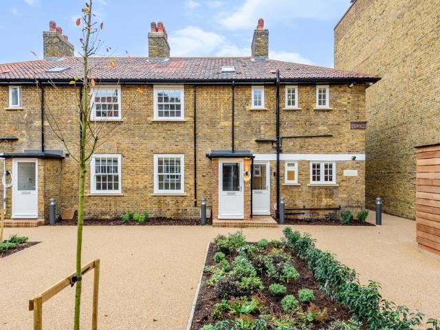 Horsley Street, London, SE17 2 bed flat to rent £2,300 pcm £531 pw