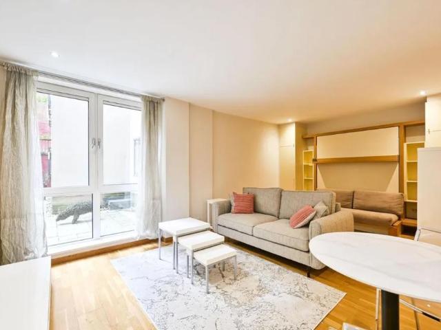 Hosier Lane, Holborn, Farringdon. Studio to rent £2,097 pcm £484 pw