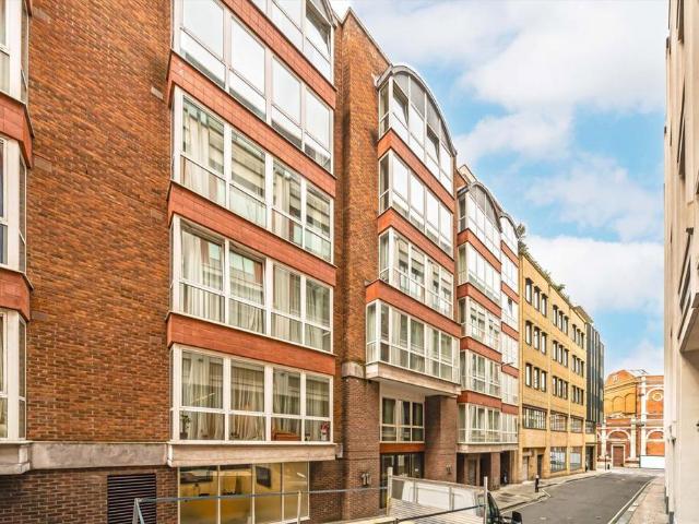 Hosier Lane, London EC1A 2 bed flat to rent £3,650 pcm £842 pw