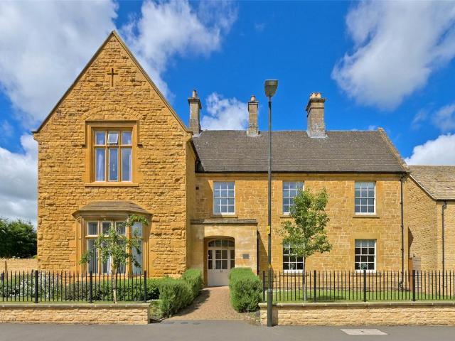 Hospital Road, Moreton in Marsh. 3 bed apartment to rent £1,850 pcm £427 pw