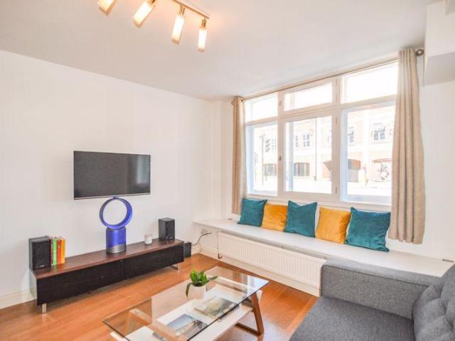 Hotwell Road, Harbourside, BS8 2 bed apartment to rent £1,700 pcm £392 pw