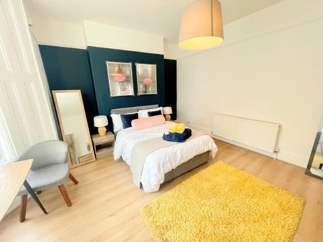 HOT!3 Bedroom Ground Floor Flat L4