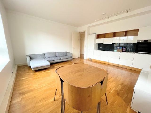Hot! Spacious 2 Bed Flat with large Patio SE1