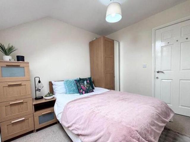 Hough Lane room, Bramley, 1 Bedroom House