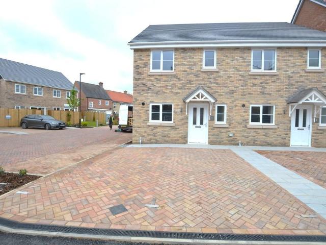 Houghton Way, Bury St Edmunds 3 bed semi detached house to rent £2,150 pcm £496 pw