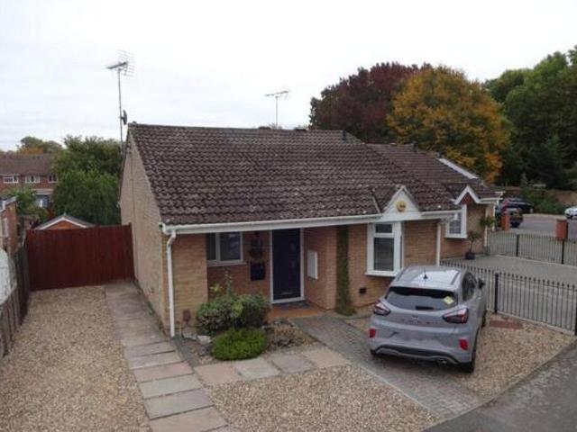 Houghton Regis, Cemetery Road, Dunstable, 2 Bedroom Bungalow