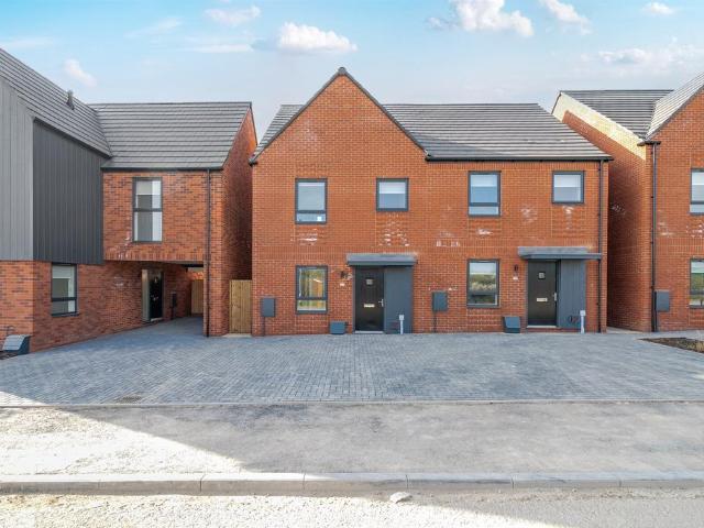 Houghton Regis LU5 3 bed semi detached house to rent £1,675 pcm £387 pw