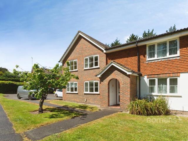 Houlton Court, Bagshot, GU19 1 bed flat to rent £1,150 pcm £265 pw