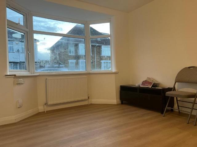 Hounslow TW3 1 bed flat to rent £1,550 pcm £358 pw