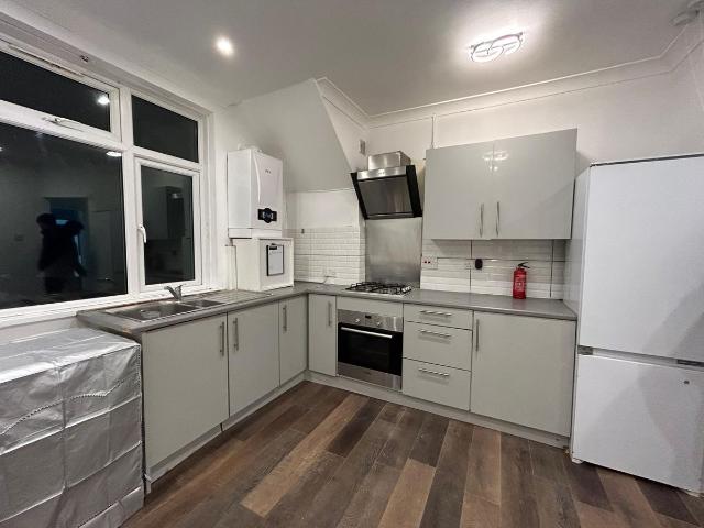 Hounslow TW3, 2 bed flat to rent, £1,950 pcm | PrimeLocation