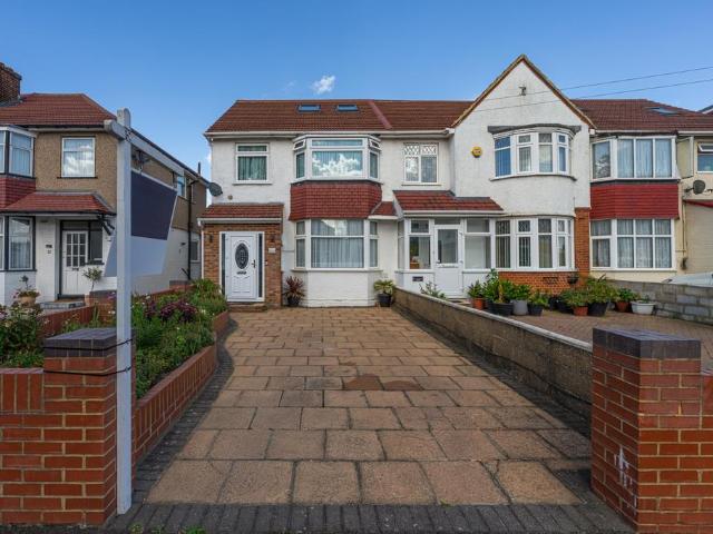Hounslow TW3 4 bed semi detached house to rent £3,200 pcm £738 pw