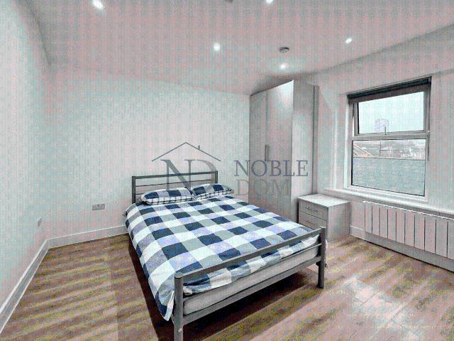 Hounslow TW3, Studio to rent, £1,200 pcm | PrimeLocation