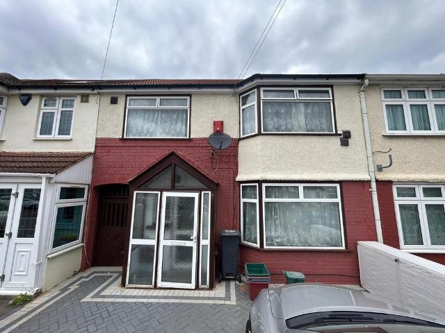 Hounslow TW5 4 bed semi detached house to rent £2,550 pcm £588 pw
